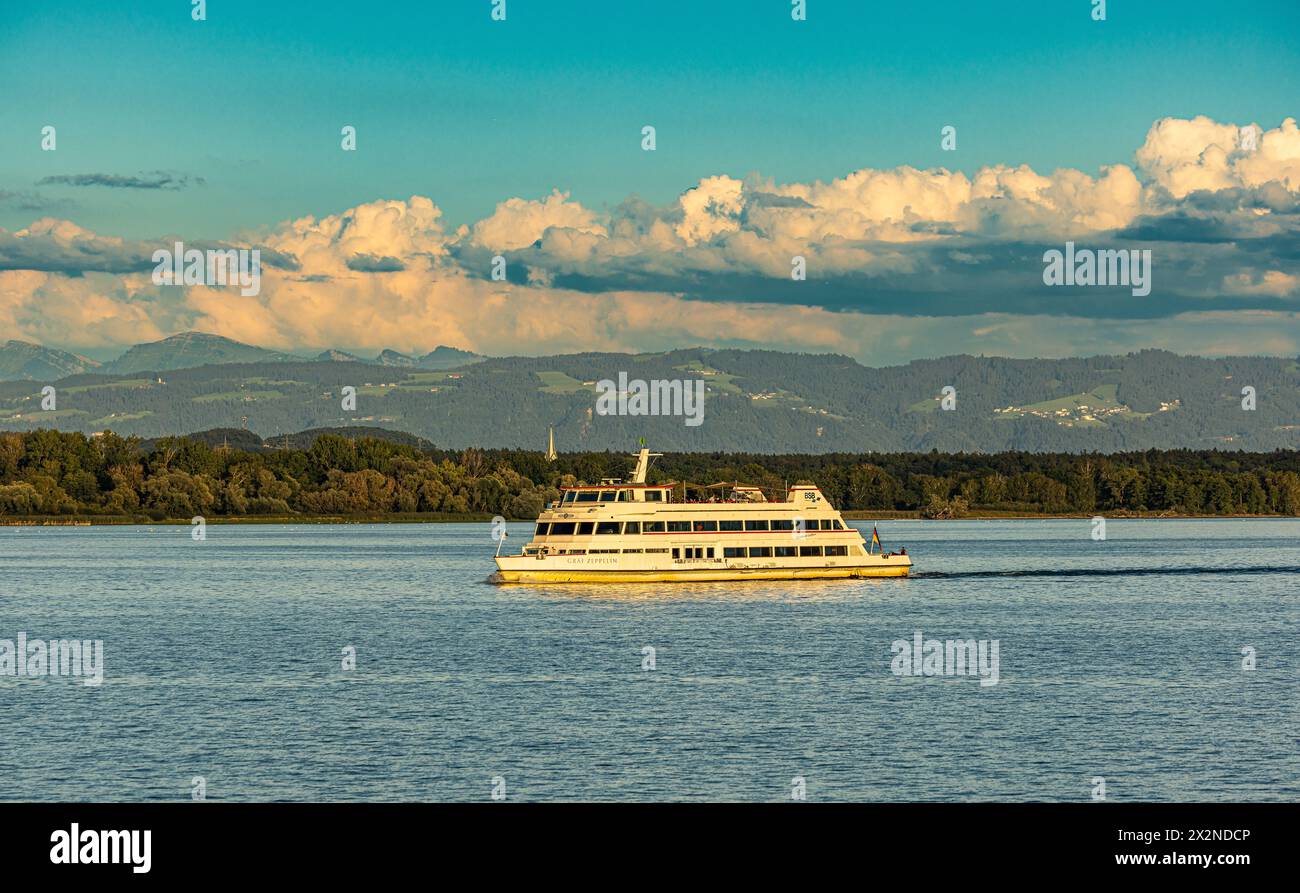 Das Motorschiff Graf Zeppelin von den Bodensee-Schiffsbetrieben mit ...