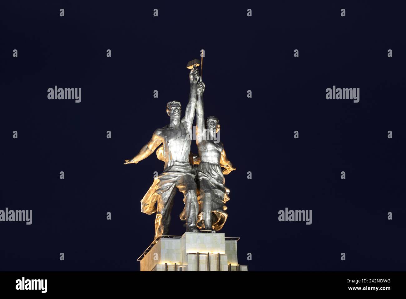 Worker and Collective Farm monument in dark Stock Photo - Alamy
