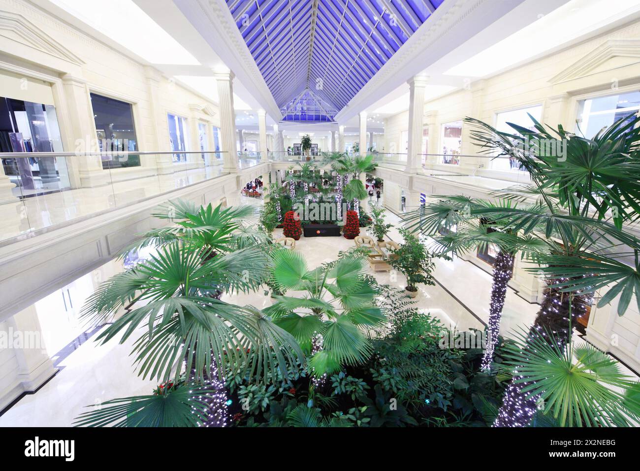 Two level shopping center hi-res stock photography and images - Alamy
