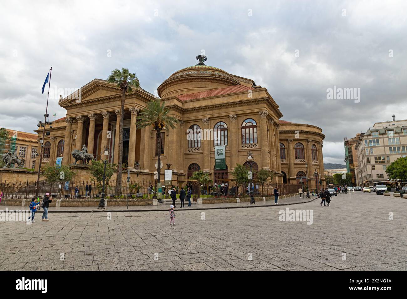 Teatro Massimo theatre in Palermo Stock Photo - Alamy