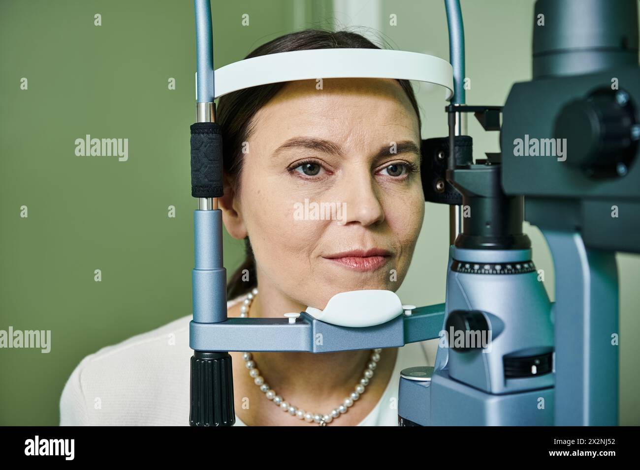 Attractive female patient checking her vision Stock Photo - Alamy