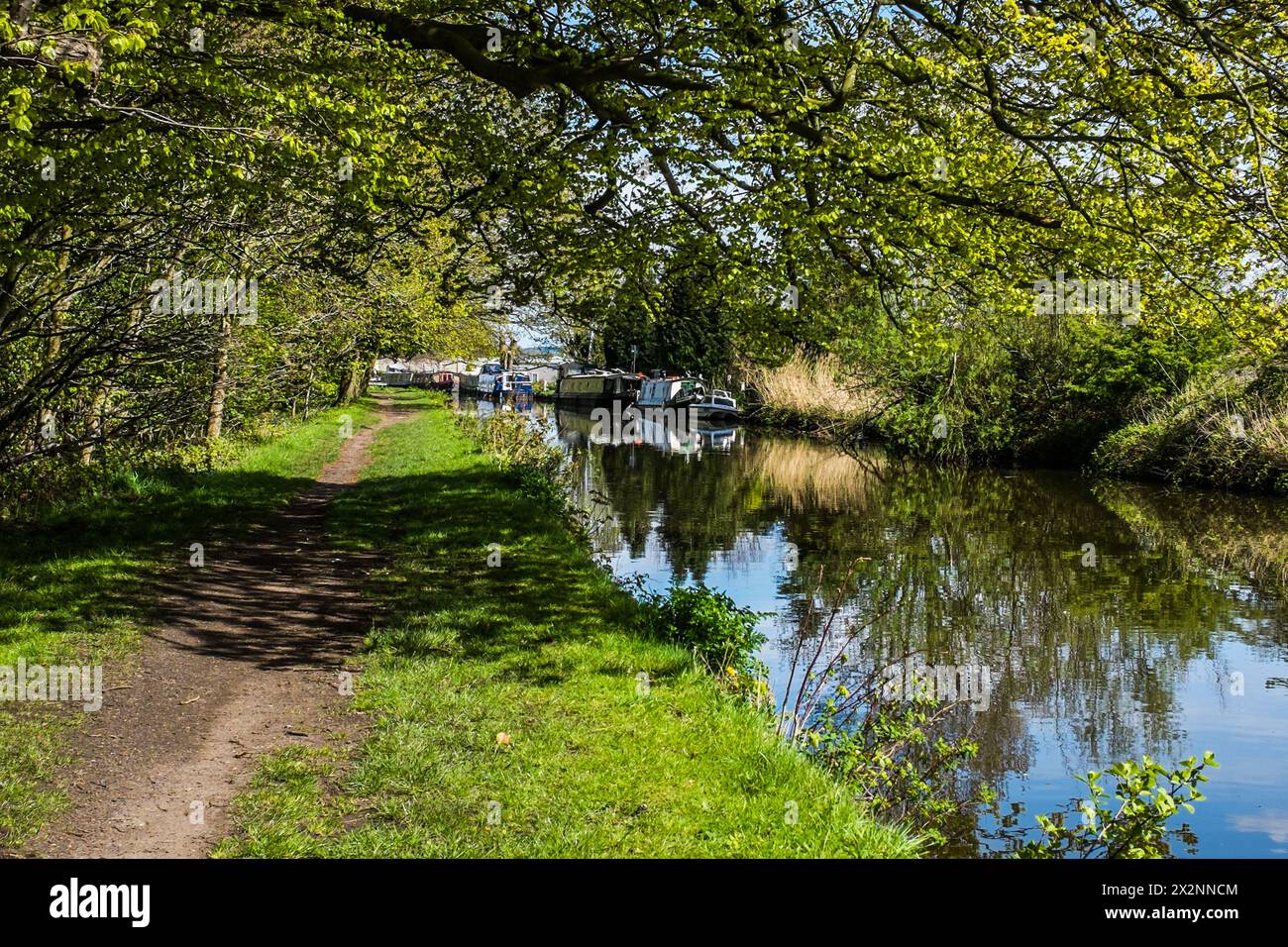 View of the Leeds - Liverpool canal at Scarisbrick near Southport ...