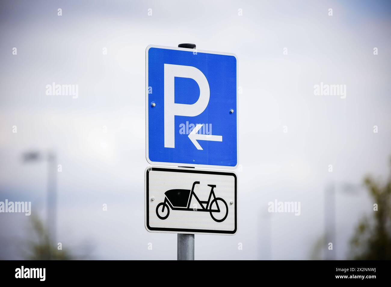 Symbolfoto. Ein Hinweisschild zu reservierten Parkplaetzen fuer ...