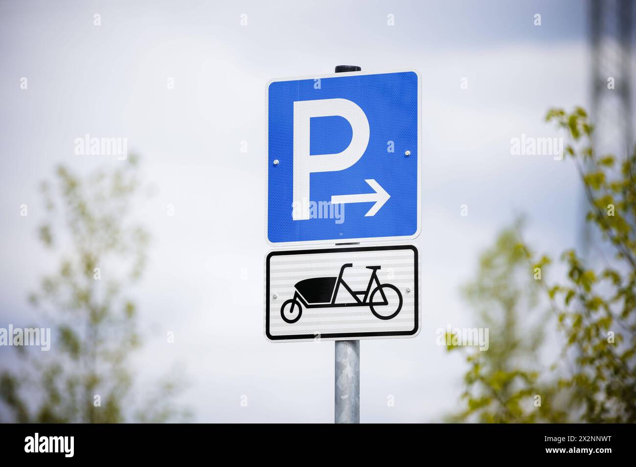 Symbolfoto. Ein Hinweisschild zu reservierten Parkplaetzen fuer ...