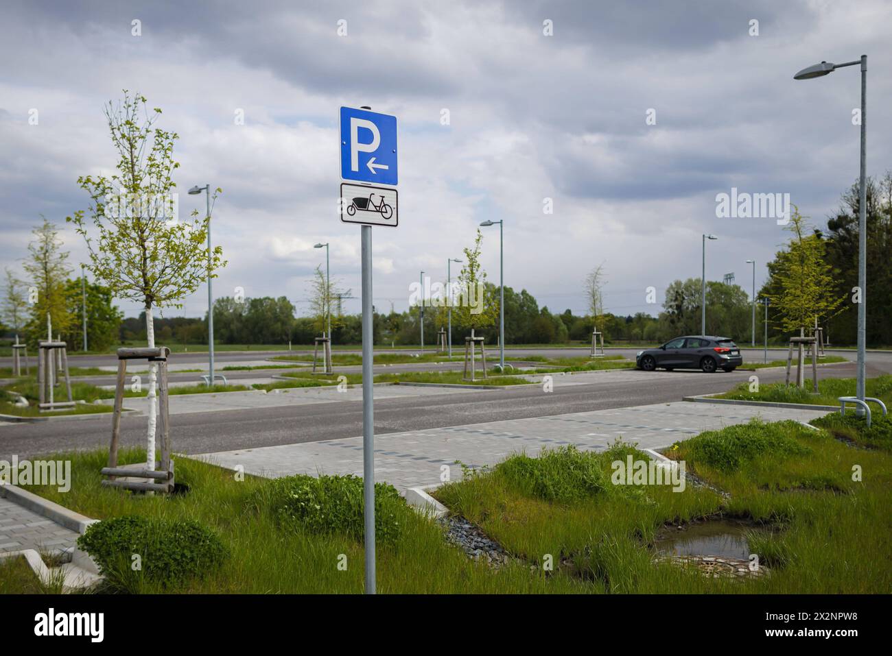 Symbolfoto. Ein Hinweisschild zu reservierten Parkplaetzen fuer ...