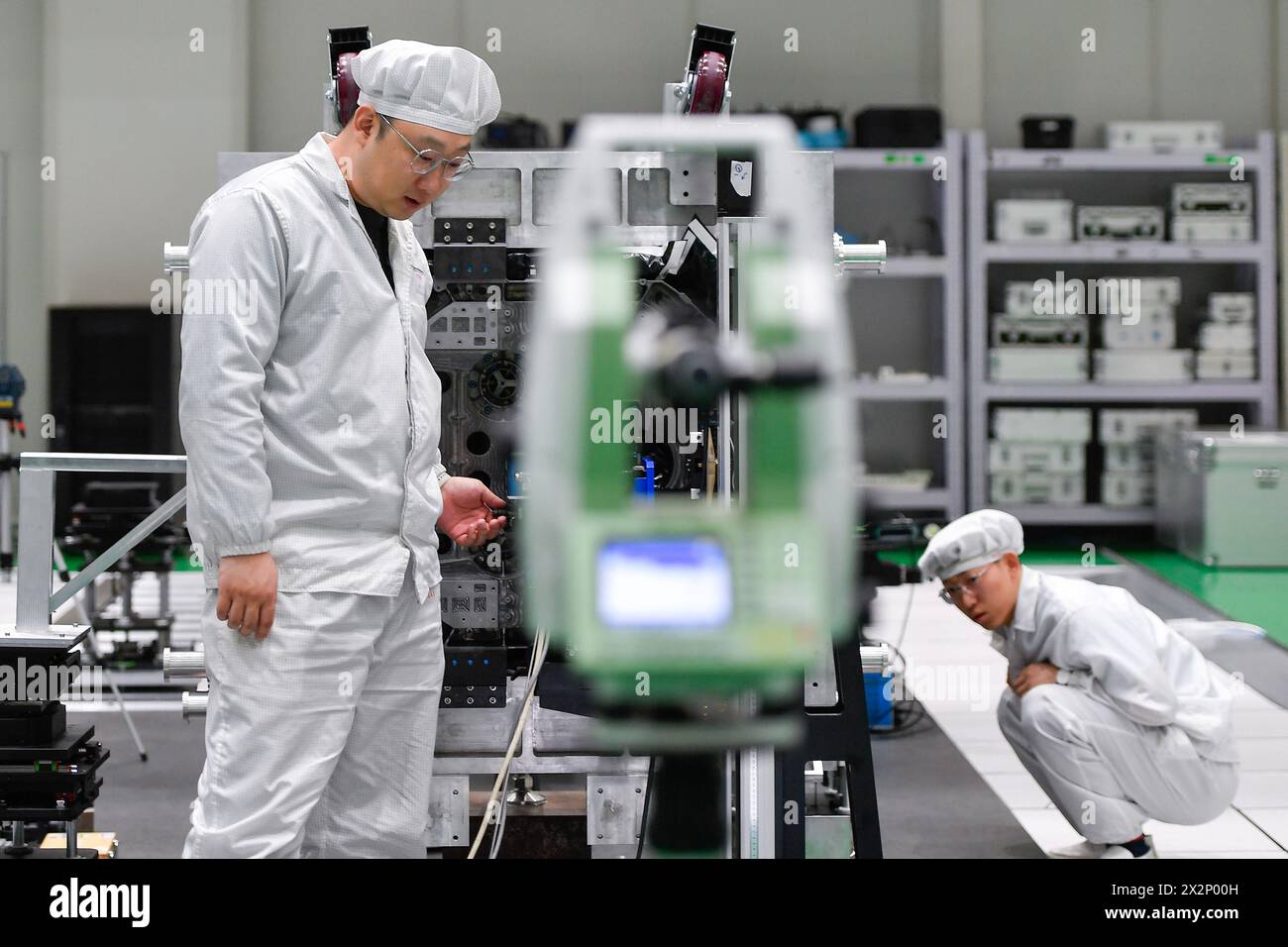(240423) -- CHANGCHUN, April 23, 2024 (Xinhua) -- Technicians debug ...