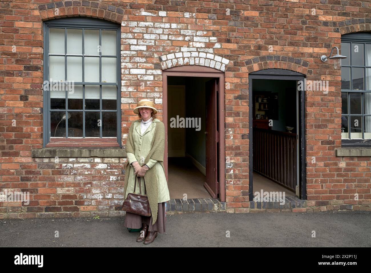 Traditional dress of england hi-res stock photography and images - Alamy