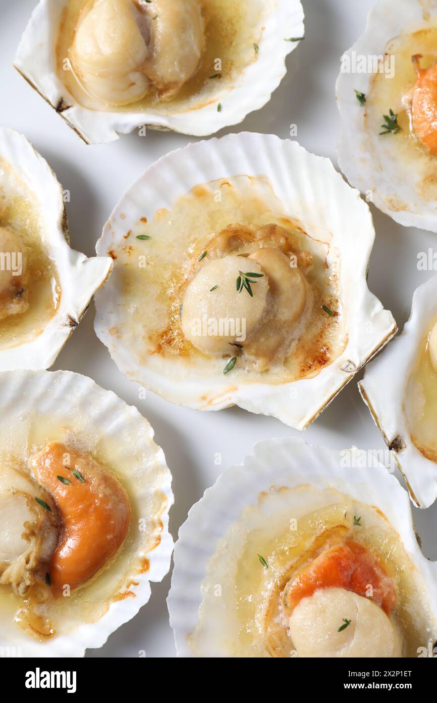 Vertical view of cooked scallops on plate hi-res stock photography and ...