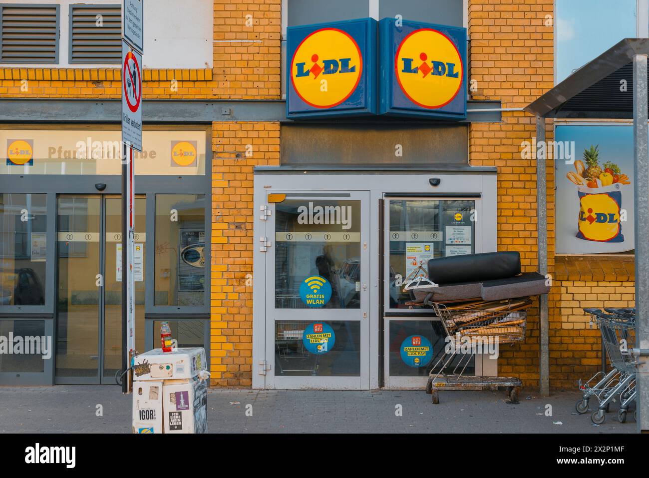 Entrance to a rancid, run-down LIDL Mark, shabby LIDL market entrance ...