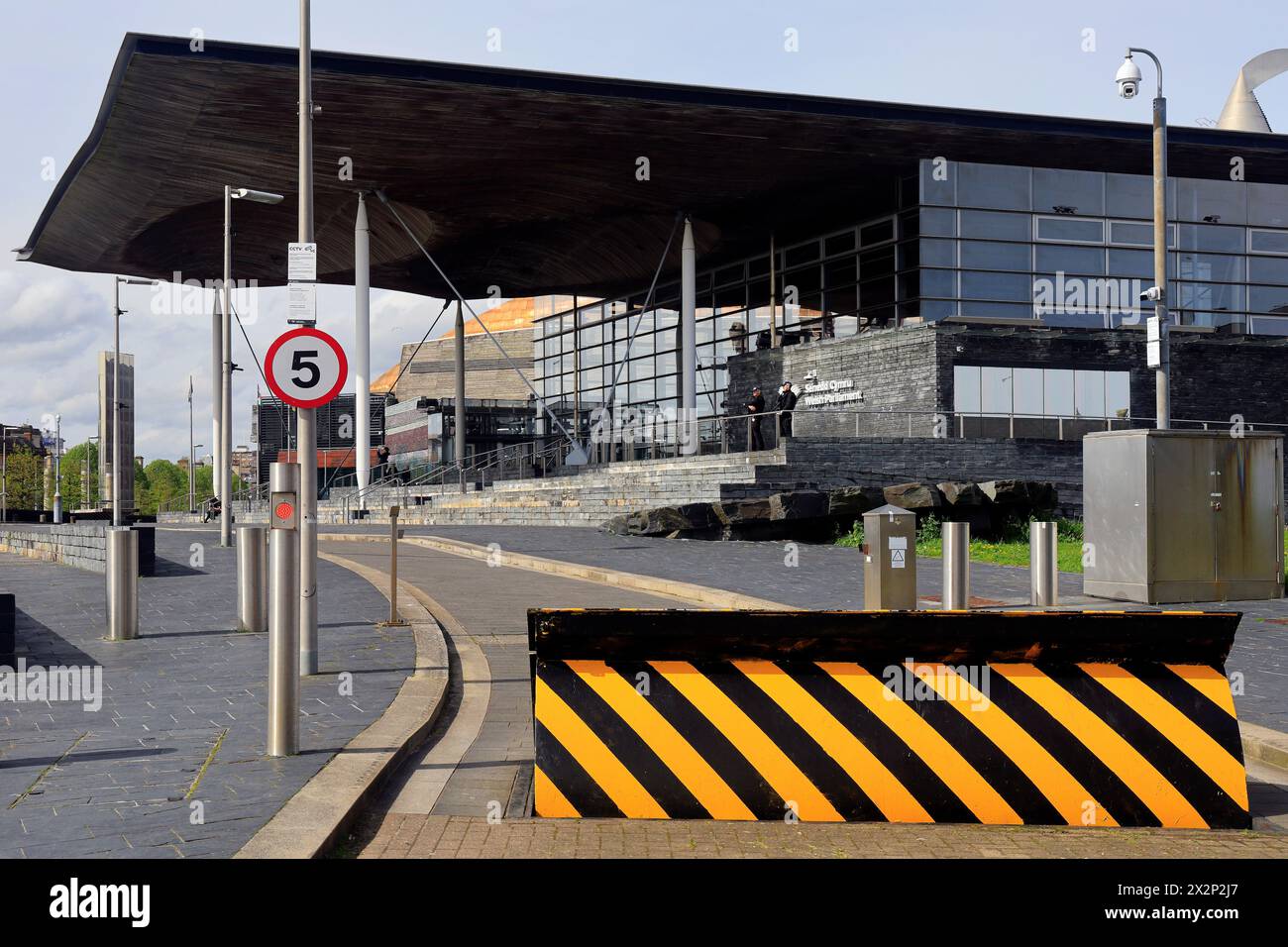 Security measures at Welsh Assembly Government building, Cardiff Bay ...