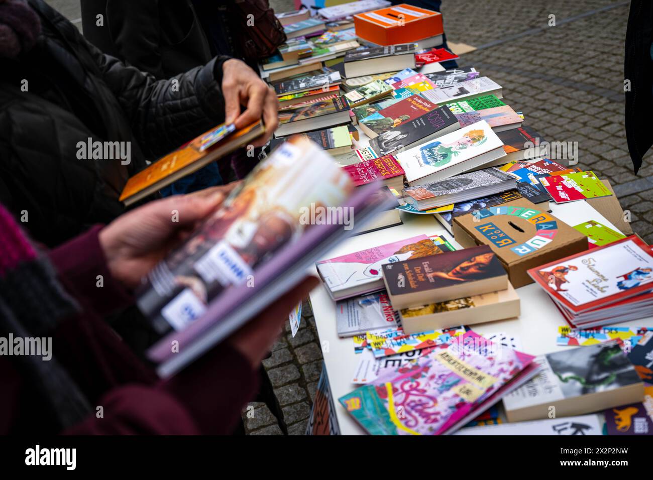 Bremen, International. 23rd Apr, 2024. A book-giving campaign on ...