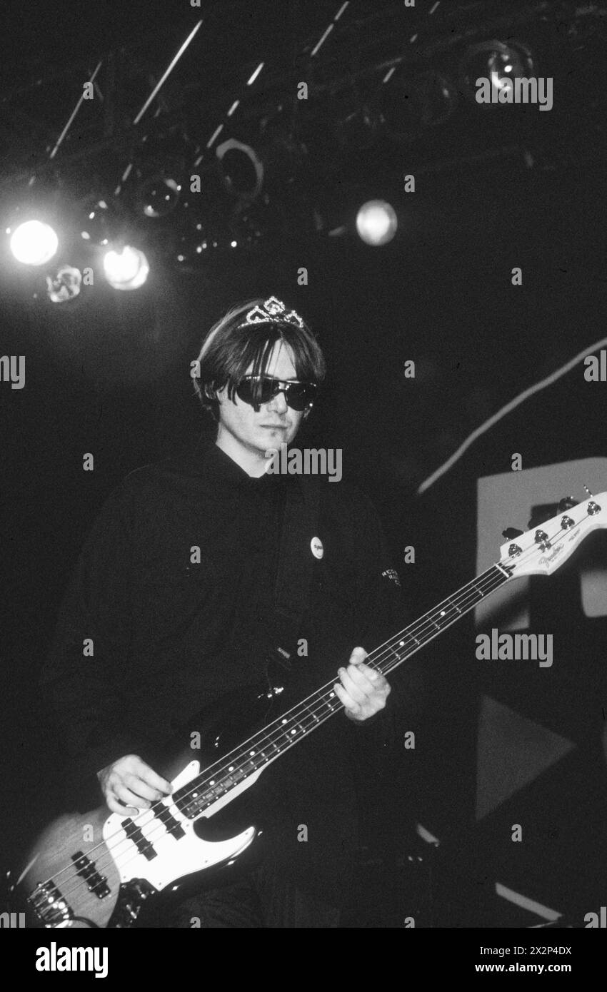 MANIC STREET PREACHERS, NICKY WIRE, CONCERT, 1998: Nicky Wire of Welsh ...