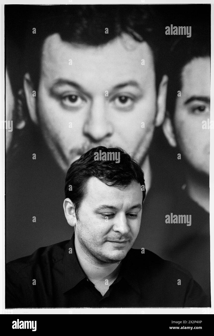 MANIC STREET PREACHERS, PRESS CONFERENCE, 1999: James Dean Bradfield of ...