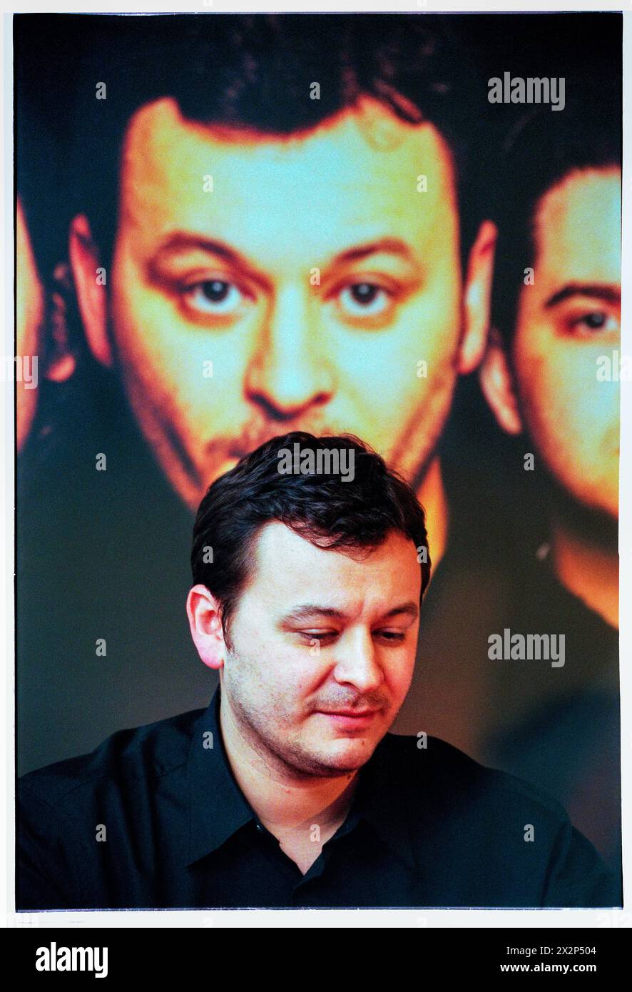 MANIC STREET PREACHERS, PRESS CONFERENCE, 1999: James Dean Bradfield of ...