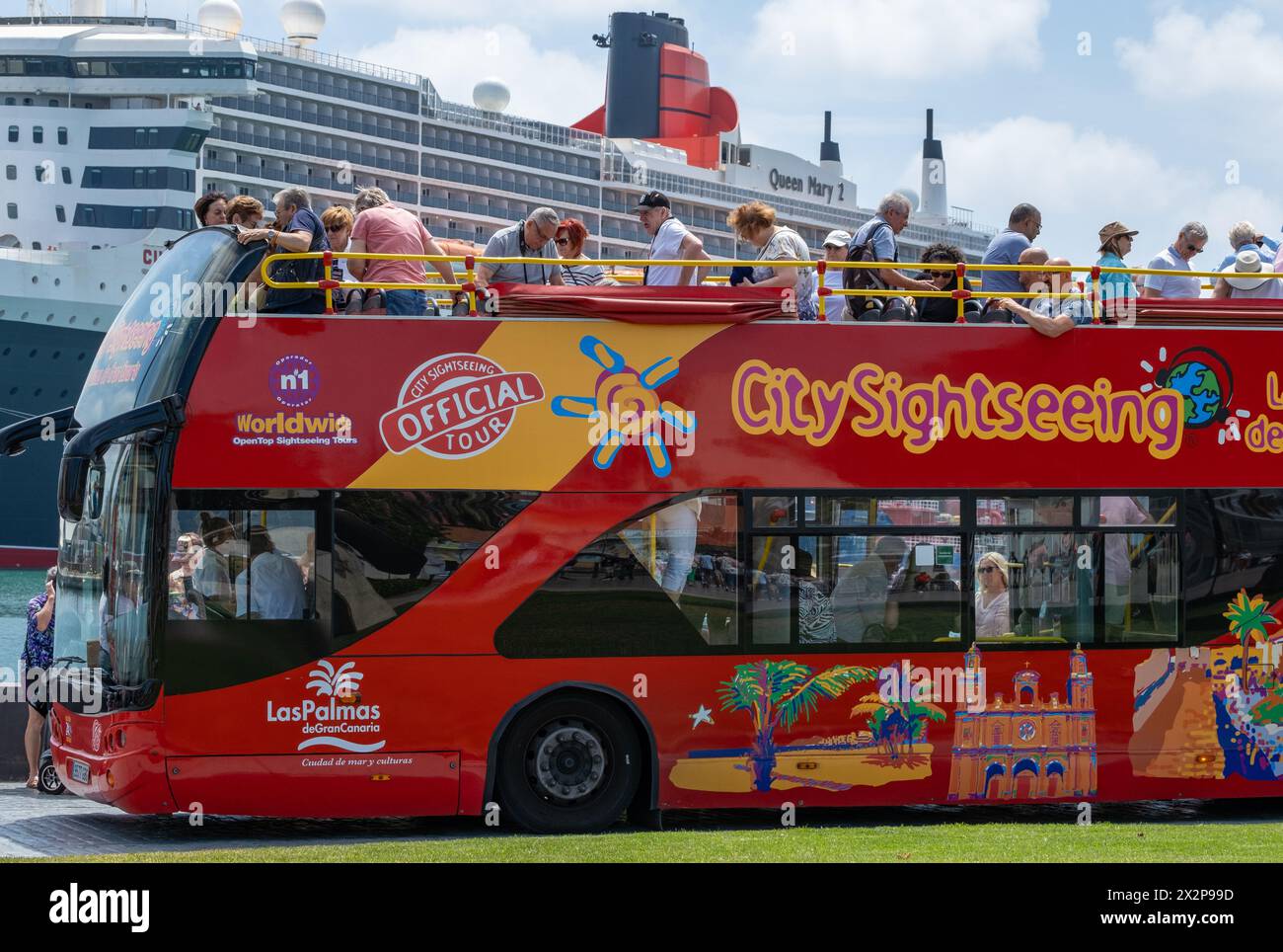 Passengers queue board cruise hi-res stock photography and images - Alamy