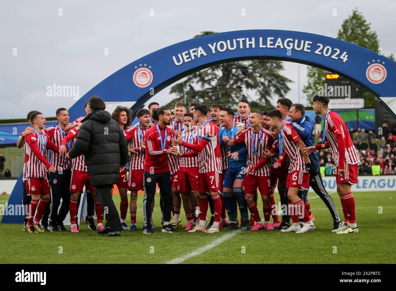 Nyon, Switzerland, 22st April, 2024. Olympiacos players celebrate the ...