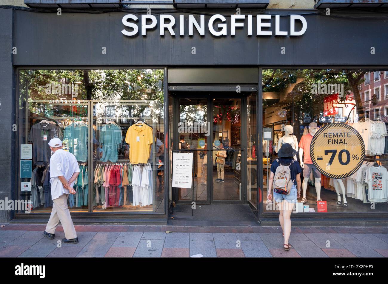 Madrid, Spain. 7th Aug, 2023. Shoppers are seen outside the Spanish ...