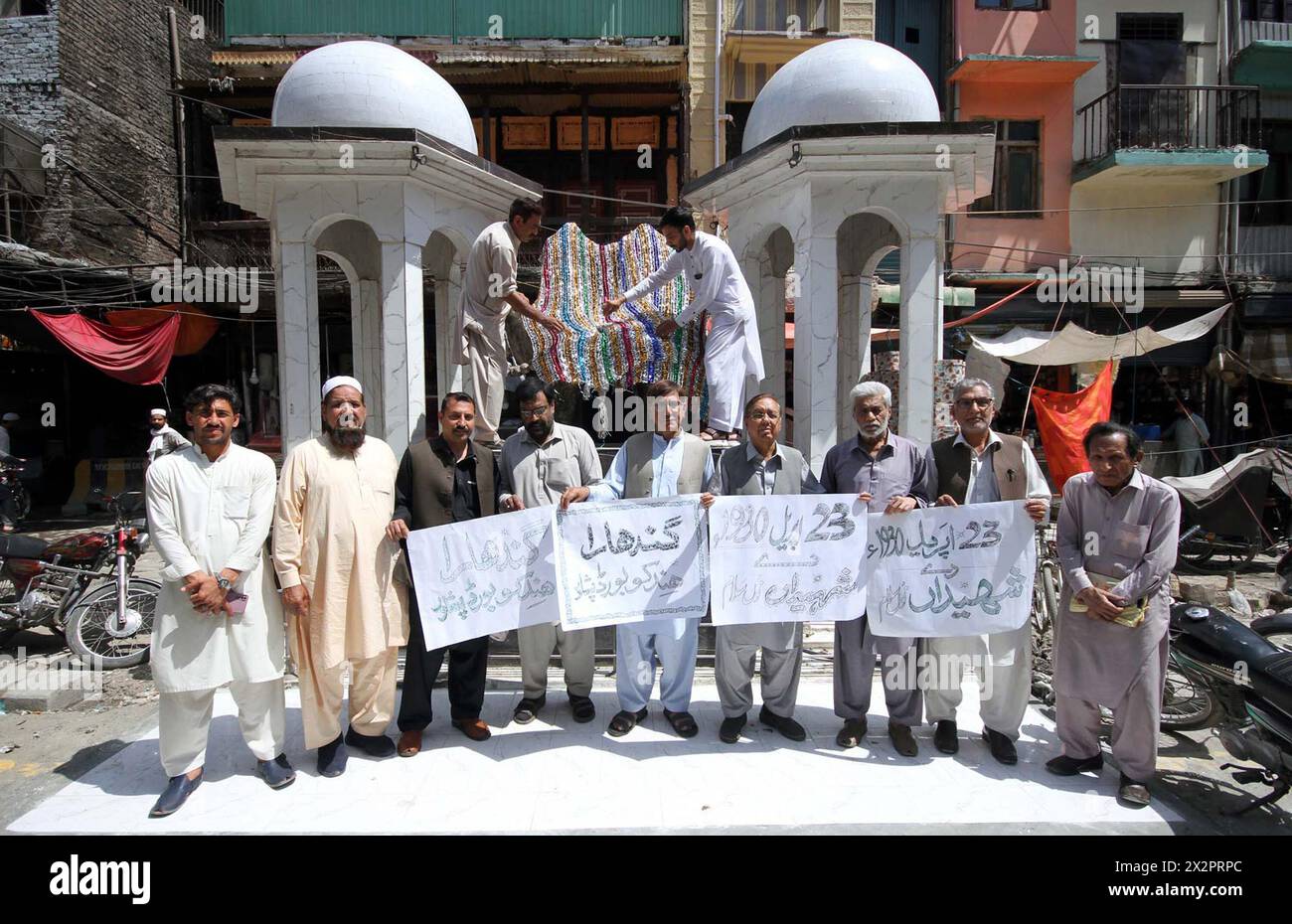 Members of Gandhara Hindko Board participate in rally to pay tribute to ...