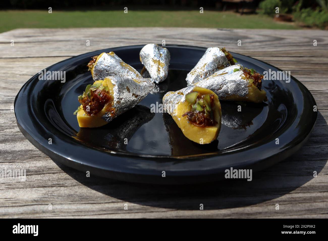Paan flavoured Indian sweets. Paan barfi stuffed with Gulkand paan ...