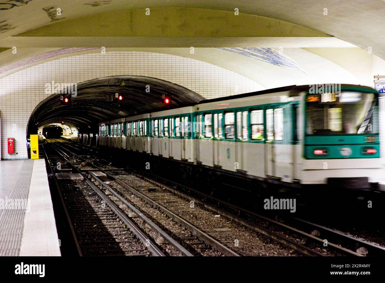 Pariser metro hi-res stock photography and images - Alamy