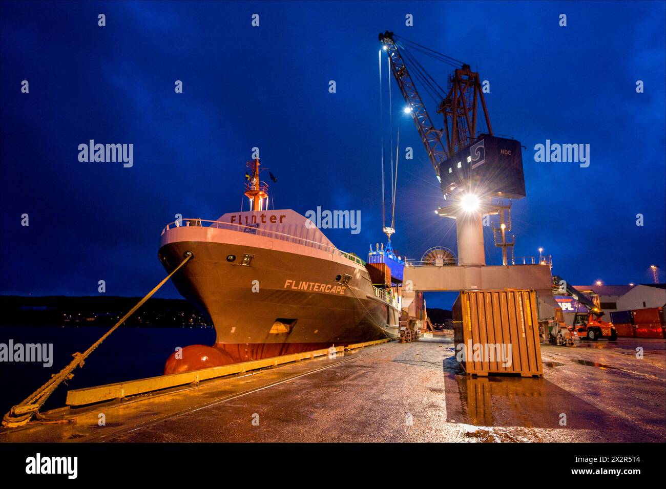 Containerschiff im sturm hi-res stock photography and images - Alamy
