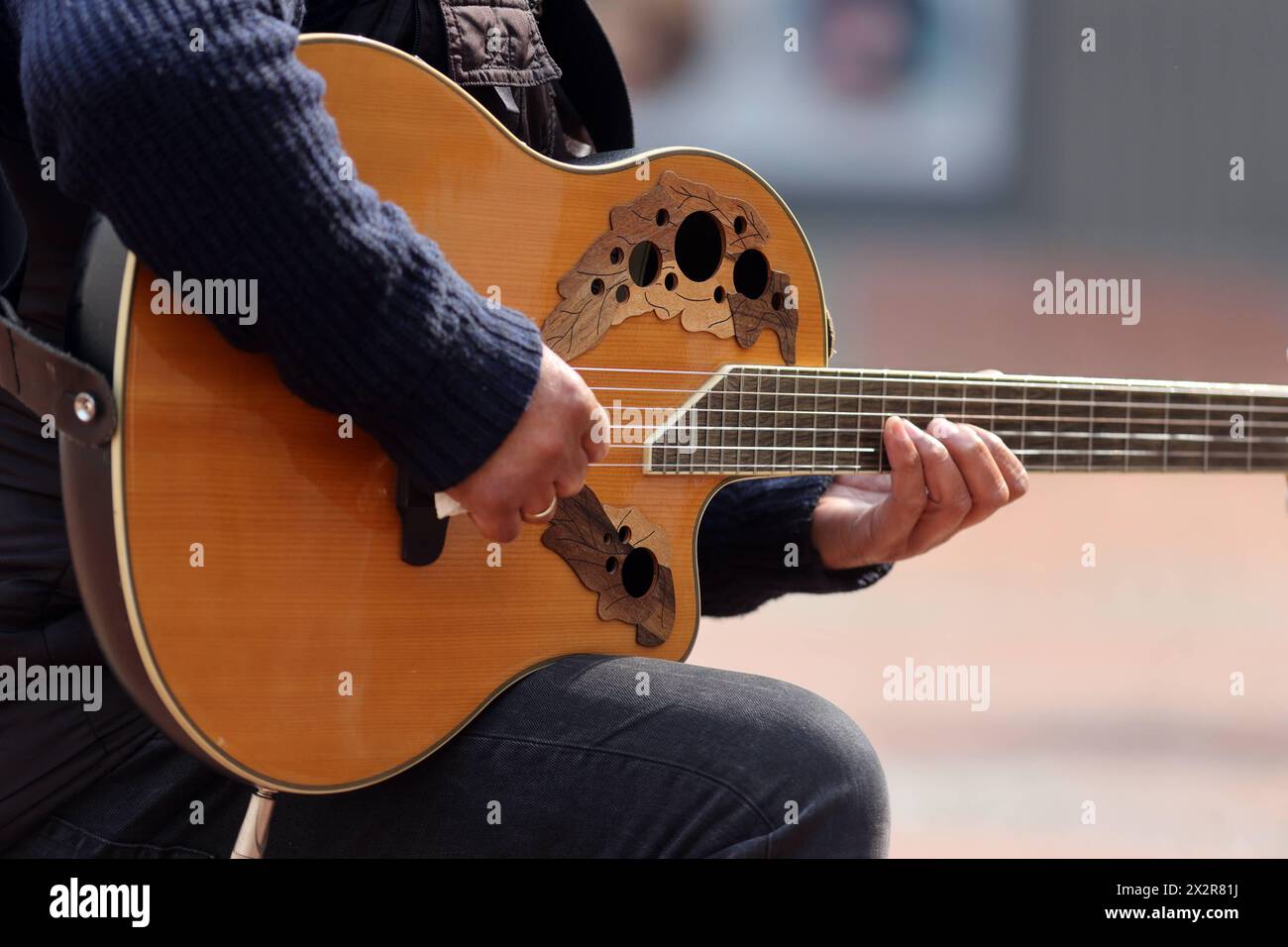 Stadtkultur unter freiem Himmel Ein Straßenmusiker spielt mit einer ...