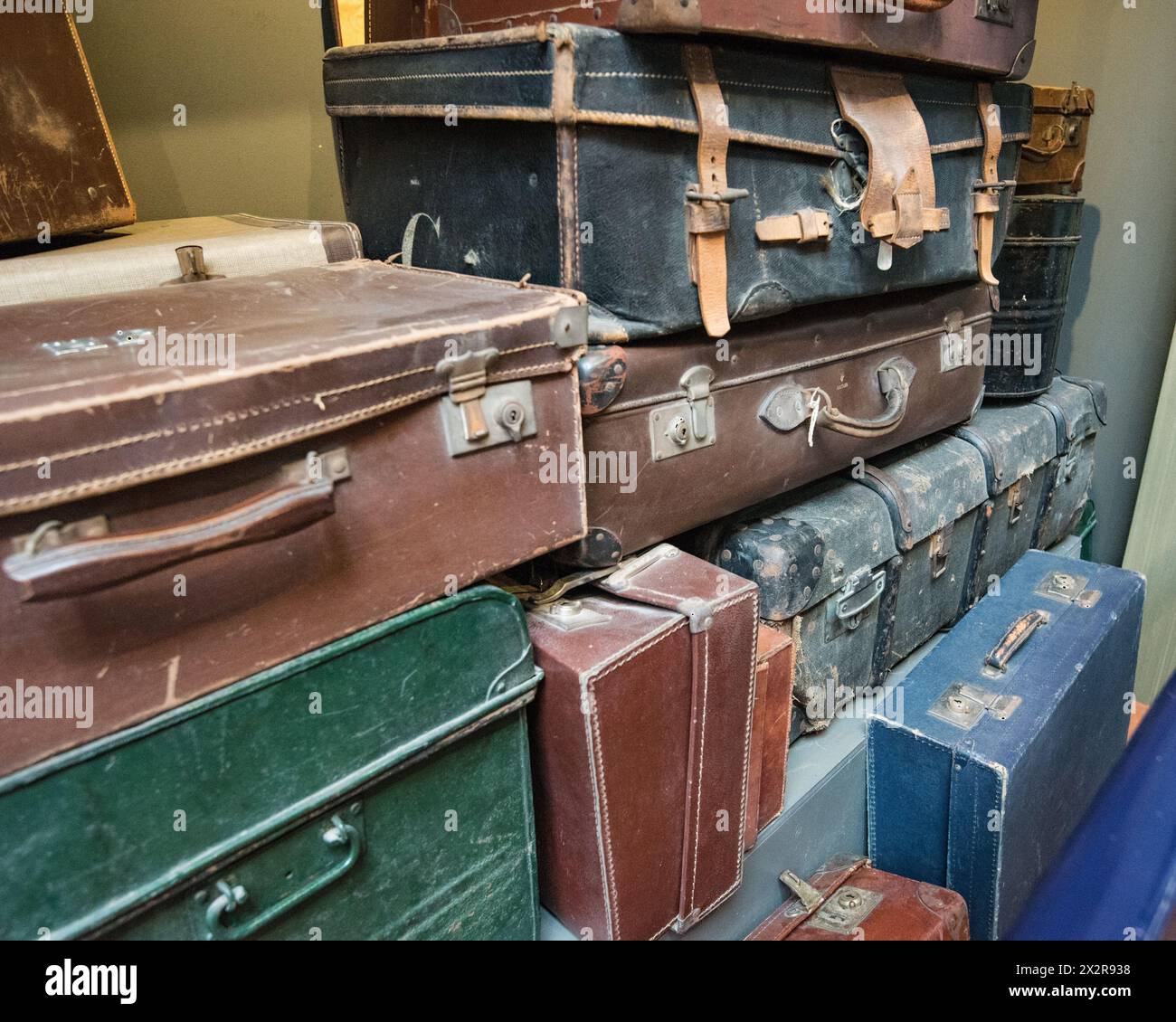 Phot of a quantity or old, vintage suitcases Stock Photo - Alamy