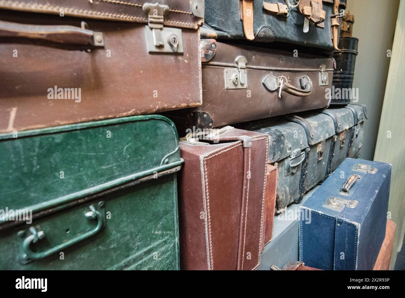 Phot of a quantity or old, vintage suitcases Stock Photo - Alamy