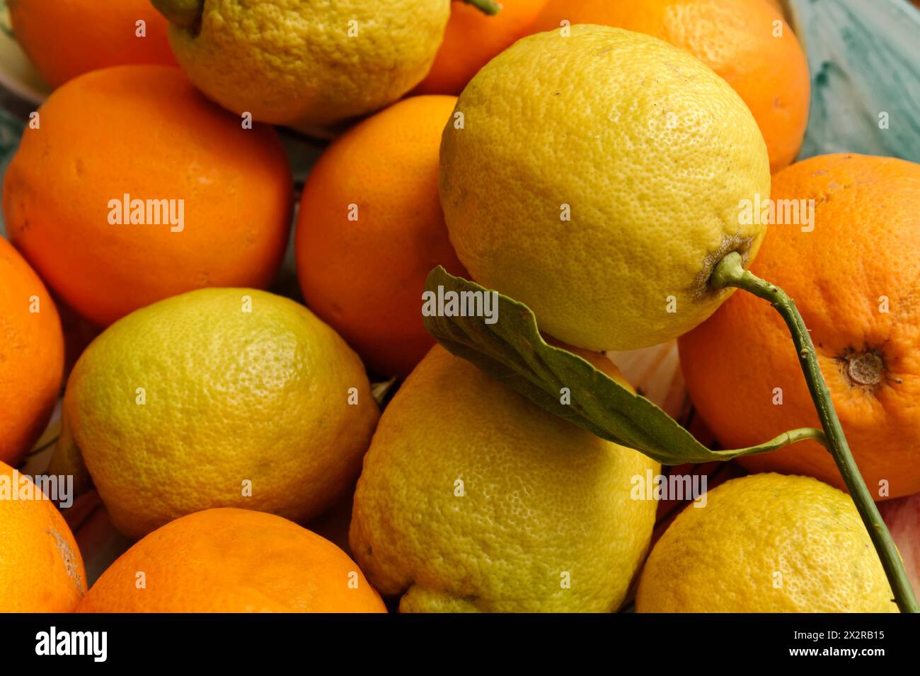 Italy, sicilian oranges and lemons on a decorated dish Stock Photo - Alamy