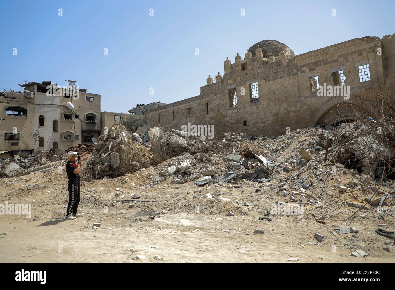 (240423) -- GAZA, April 23, 2024 (Xinhua) -- A Palestinian man inspects ...