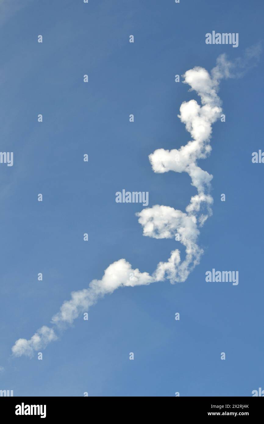 White contrail hi-res stock photography and images - Alamy