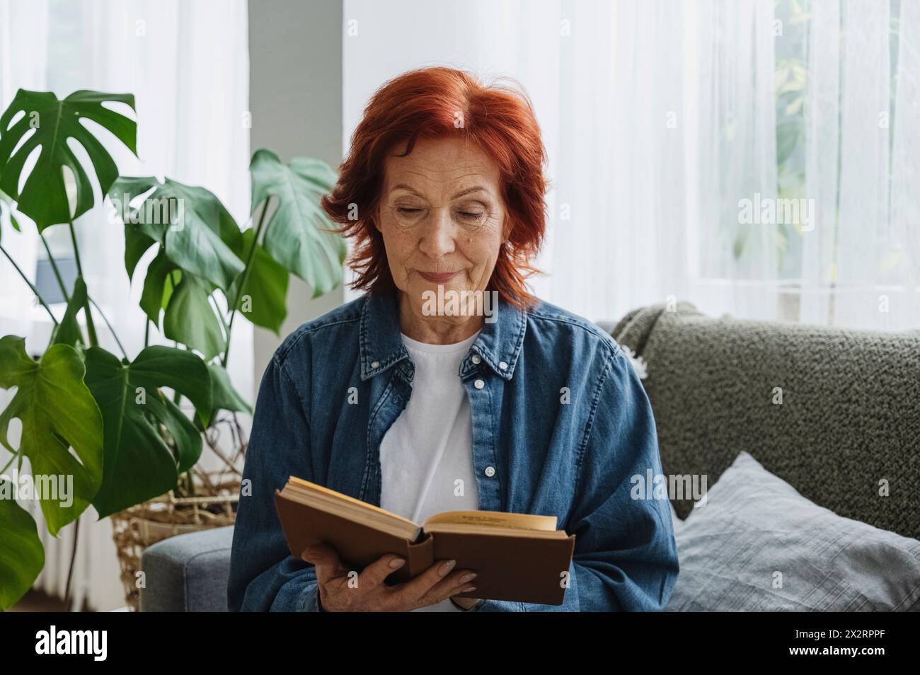Retired woman in 70s hi-res stock photography and images - Alamy