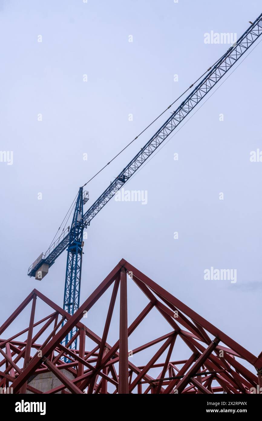 Red metal beams hi-res stock photography and images - Alamy