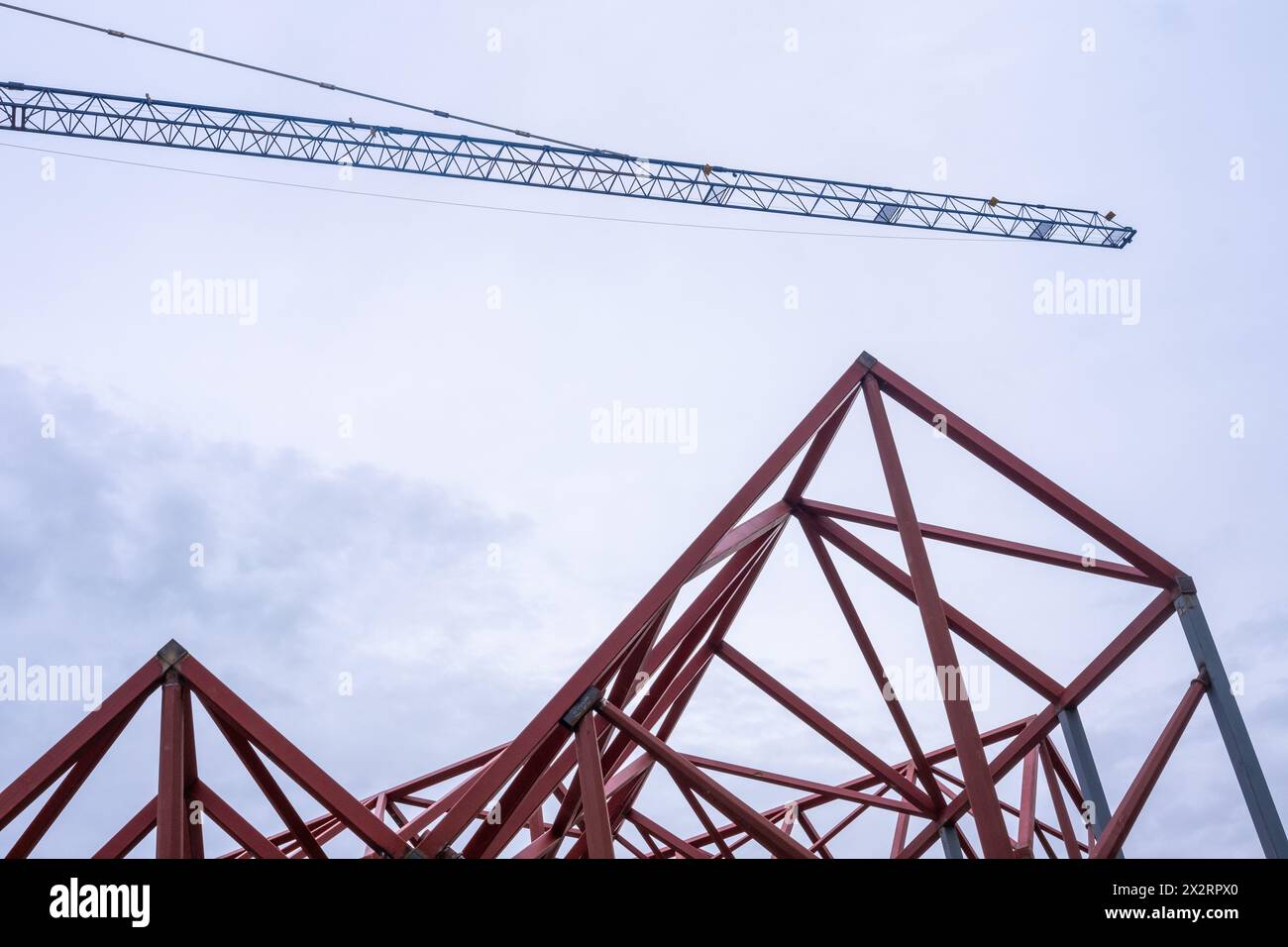 Red metal beams hi-res stock photography and images - Alamy