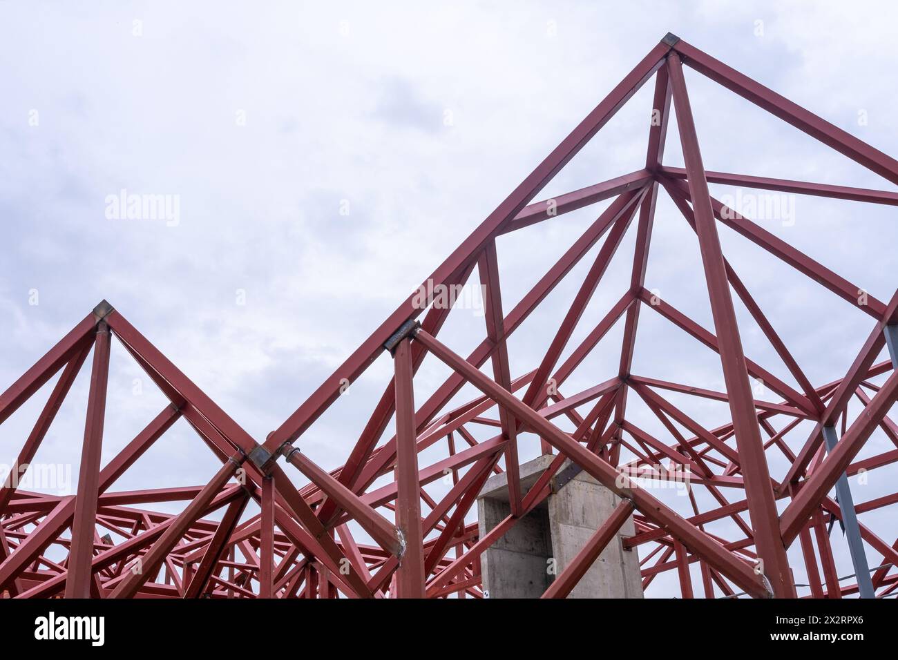 Red metal beams hi-res stock photography and images - Alamy