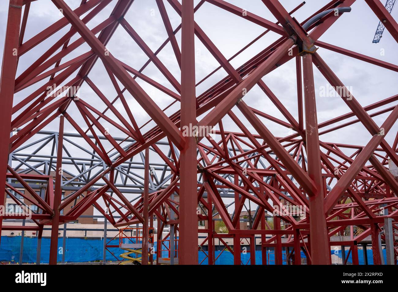Complex network of red beams forming a light and geometric structure ...