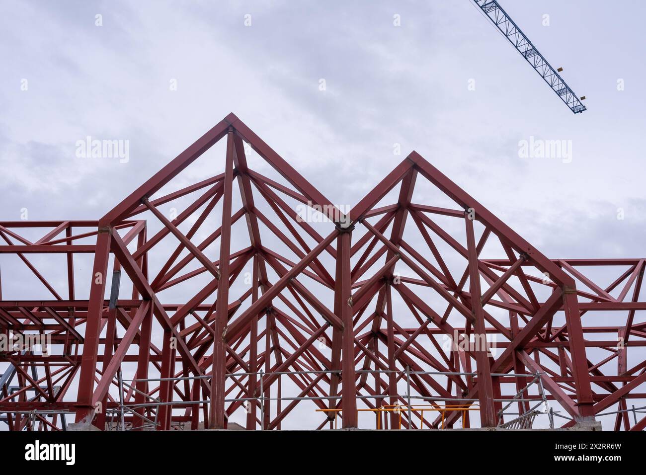 Red metal beams hi-res stock photography and images - Alamy