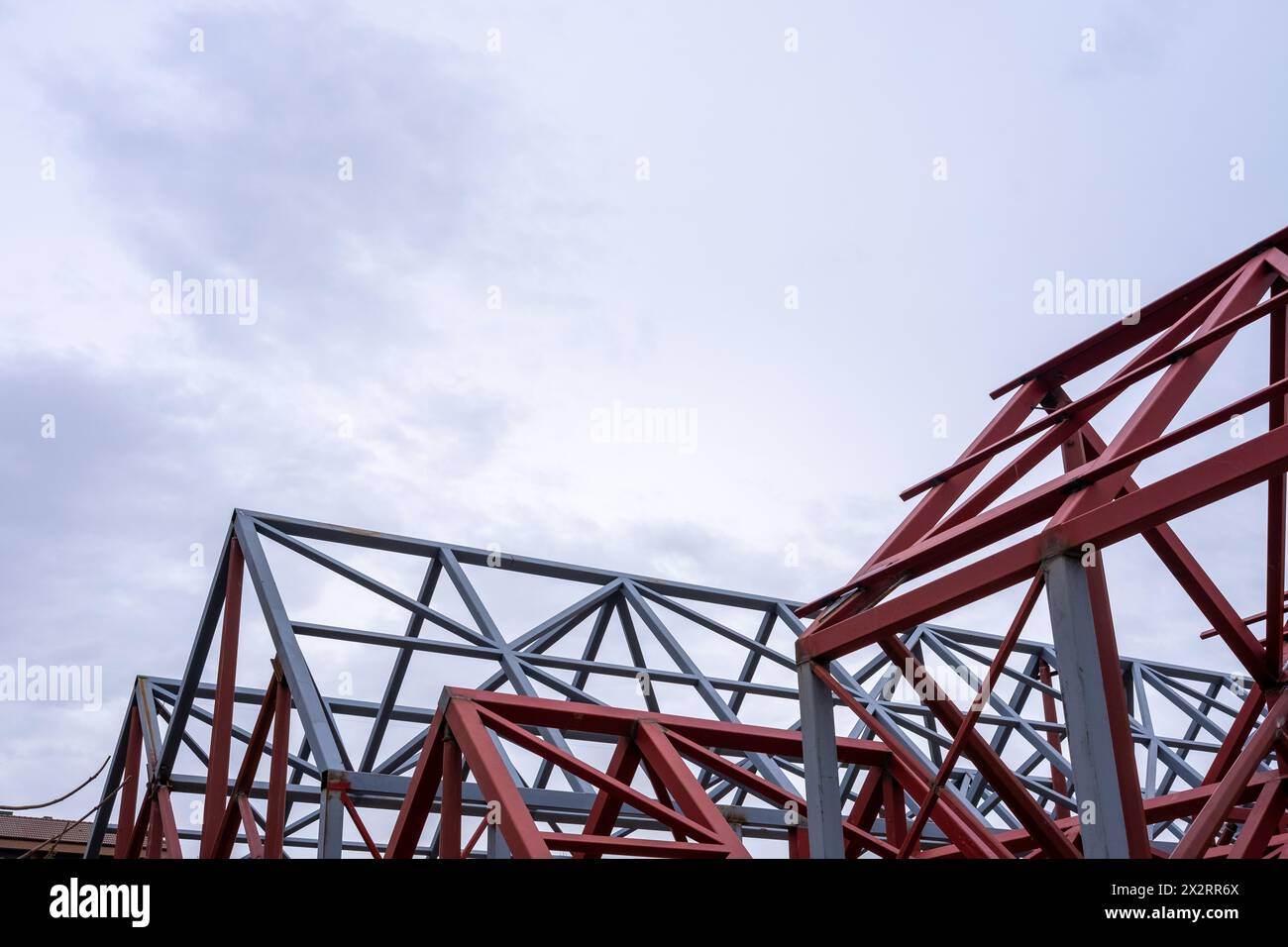 Red metal beams hi-res stock photography and images - Alamy