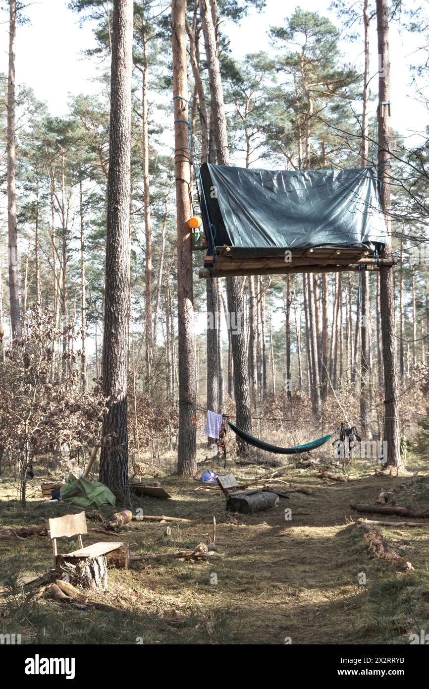 Tree house camping hi-res stock photography and images - Alamy