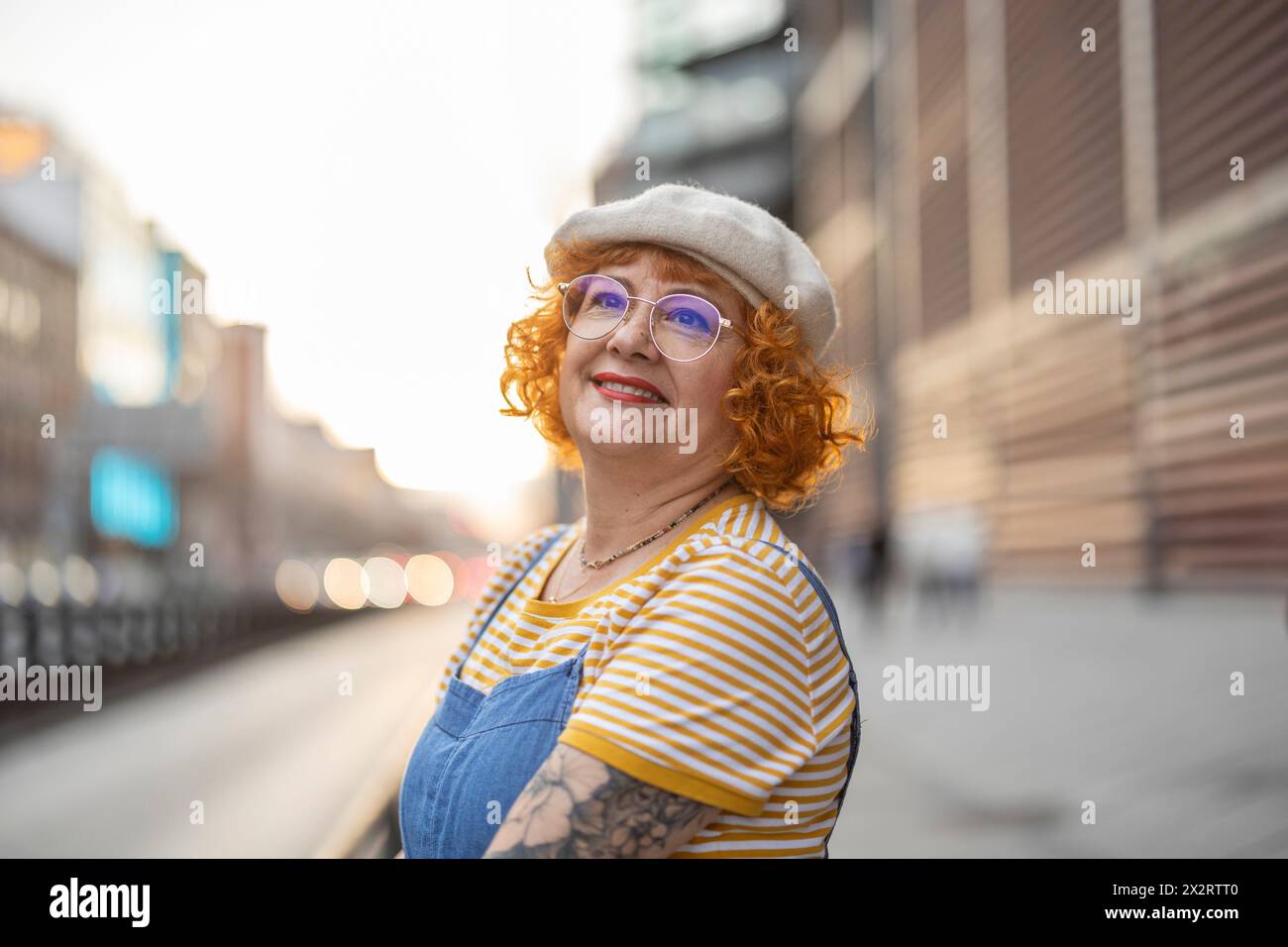 Woman wearing beret hi-res stock photography and images - Alamy