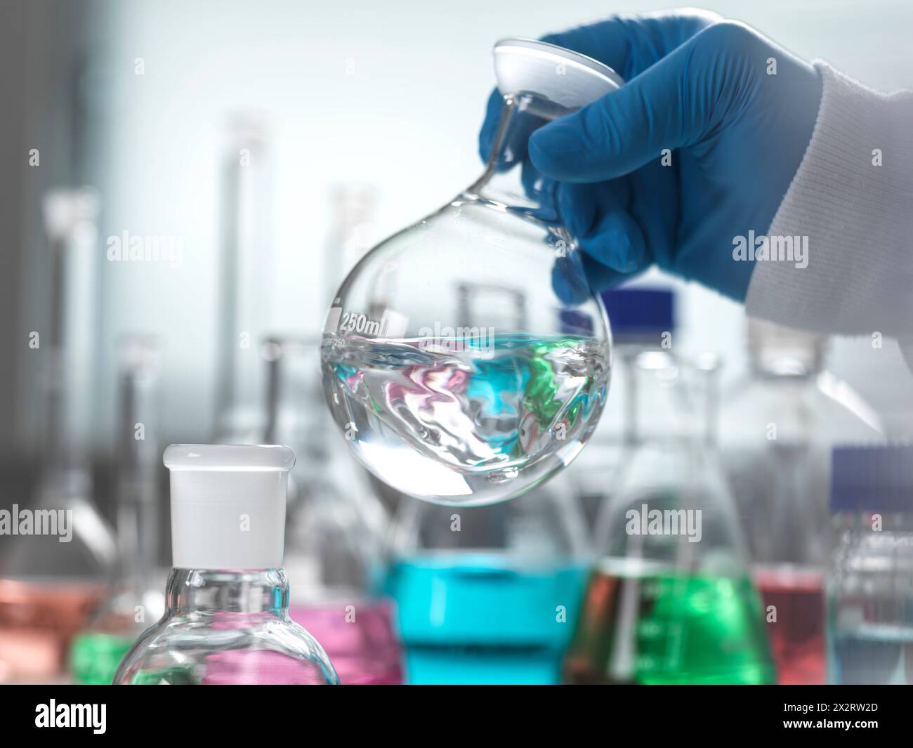 Round bottom flask hi-res stock photography and images - Alamy