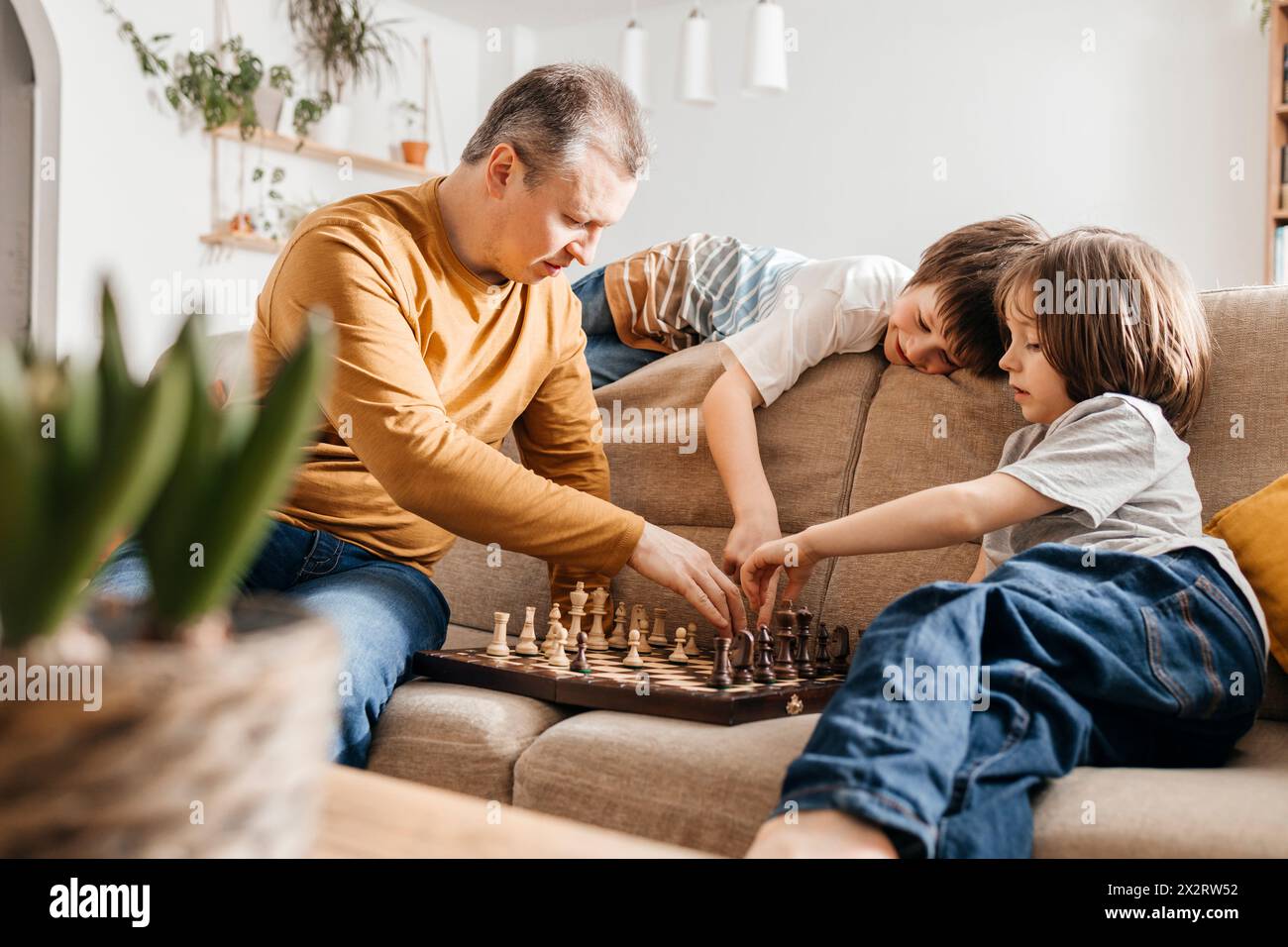 Family playing chess home hi-res stock photography and images - Alamy
