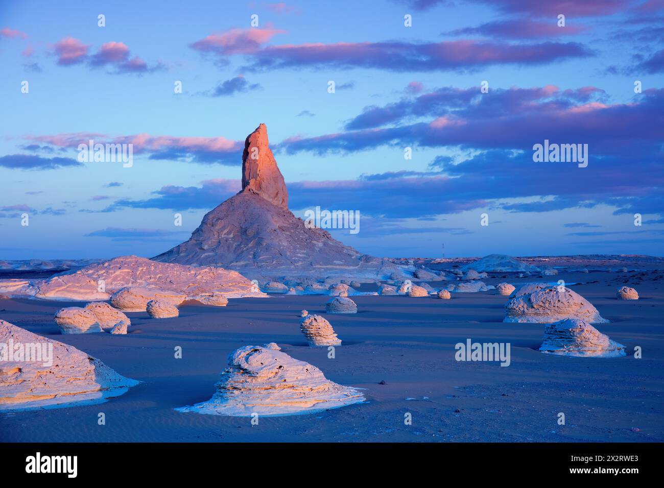 Limestone rock formations in sand of Sahara desert at dusk, Egypt Stock ...