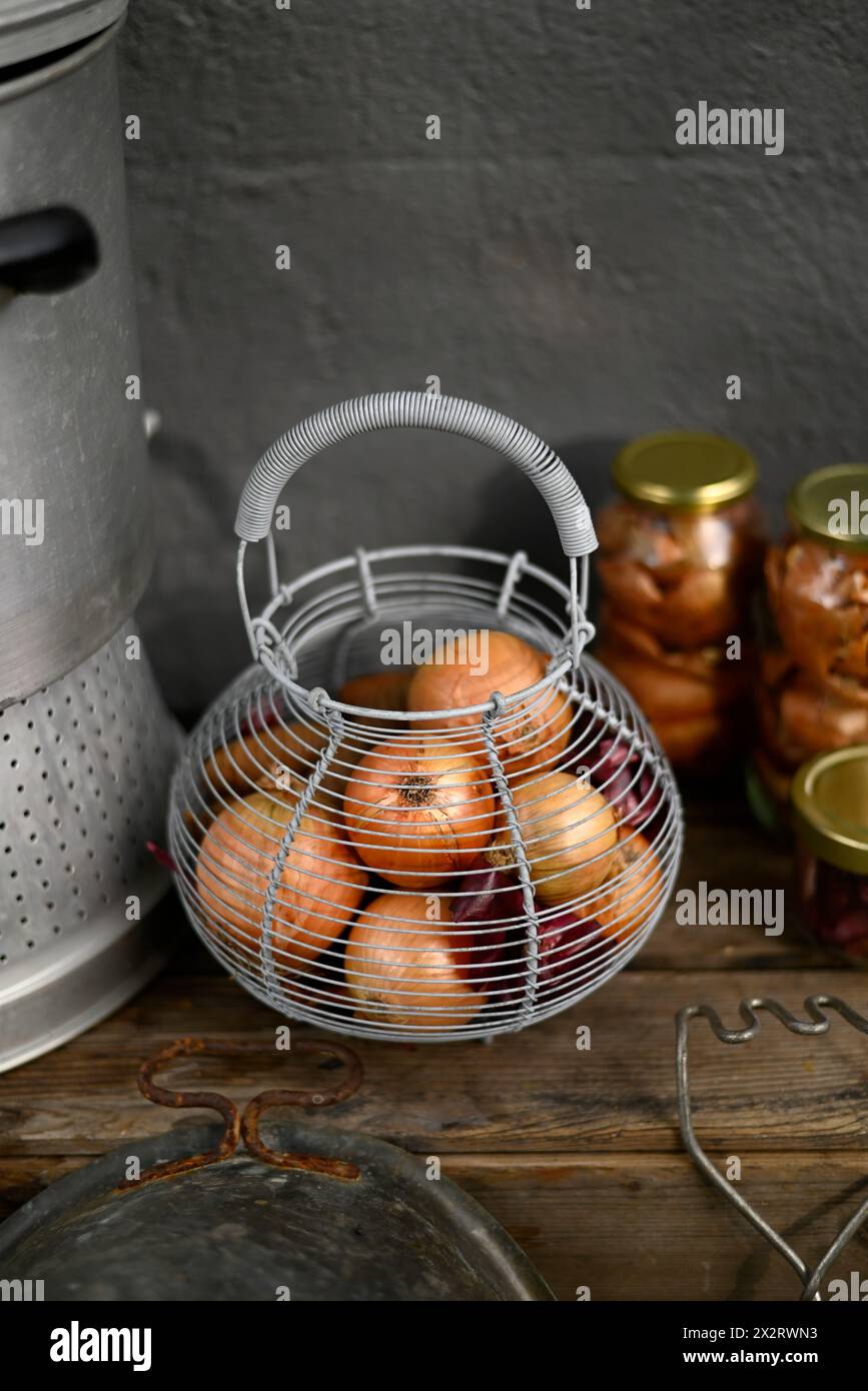 Wire basket onions hi-res stock photography and images - Alamy