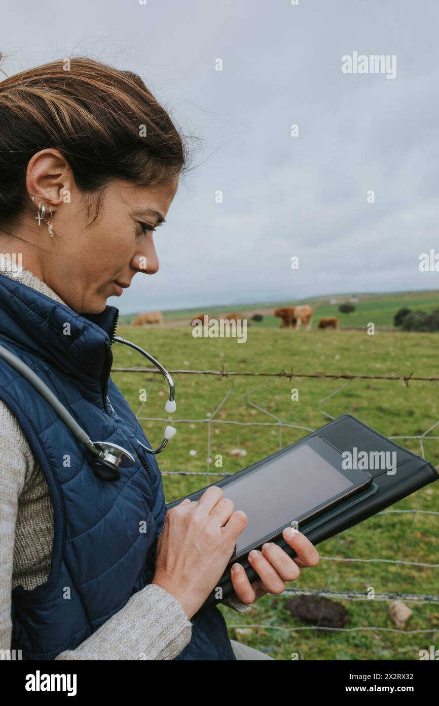 Female farm worker using hi-res stock photography and images - Alamy