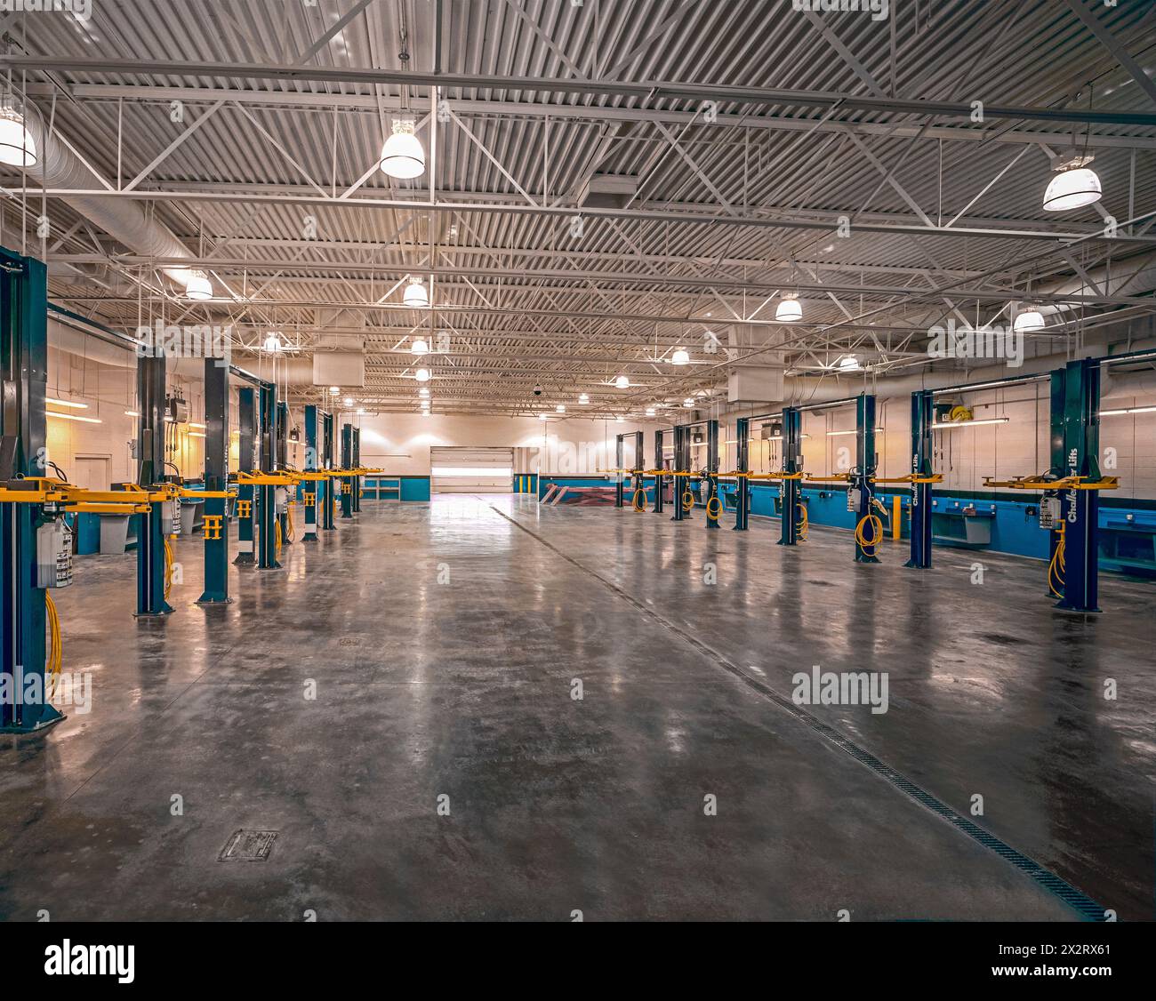 Automotive lifts hi-res stock photography and images - Alamy