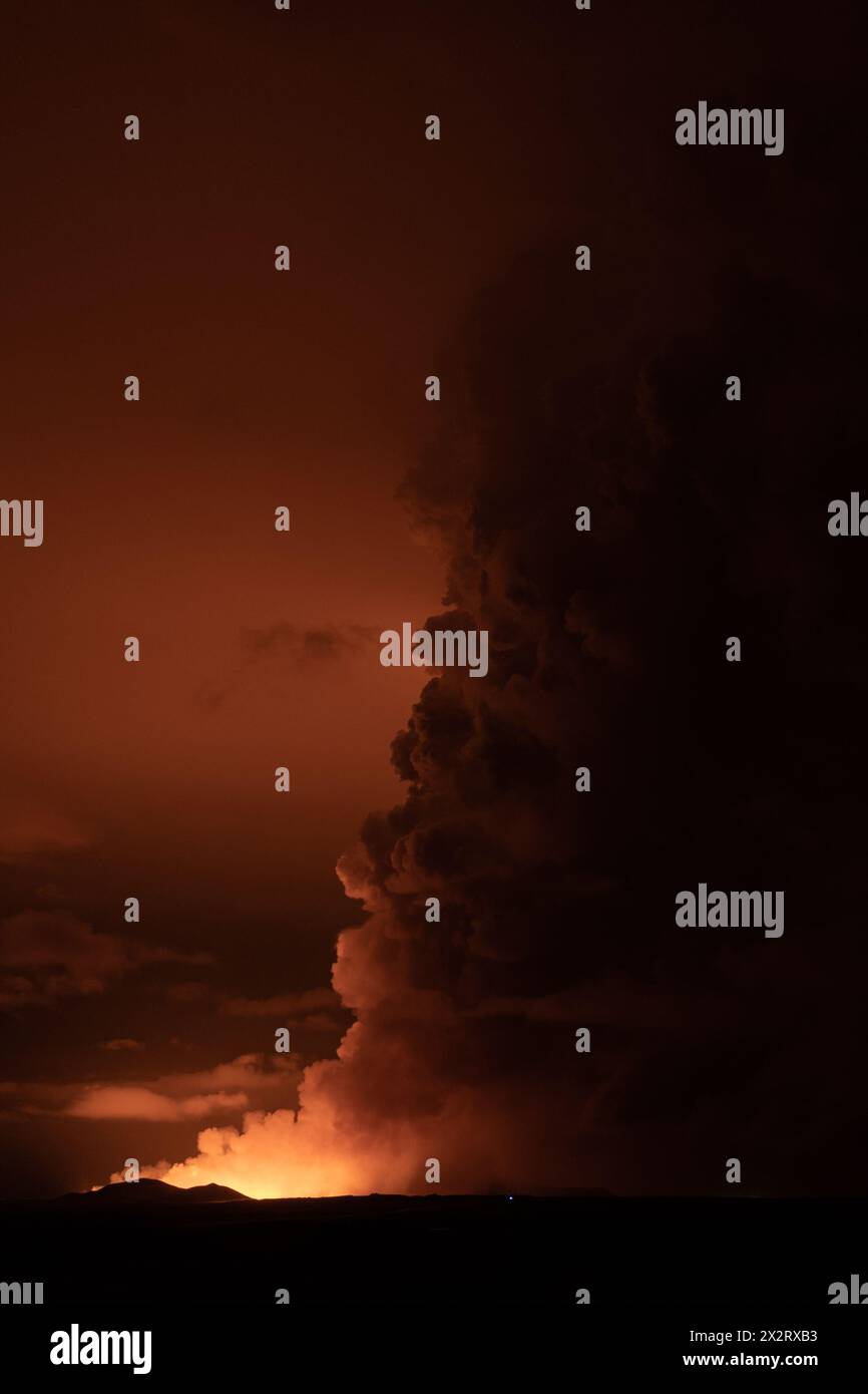 Huge gas cloud rising from a large volcanic eruption near Grindavík and ...