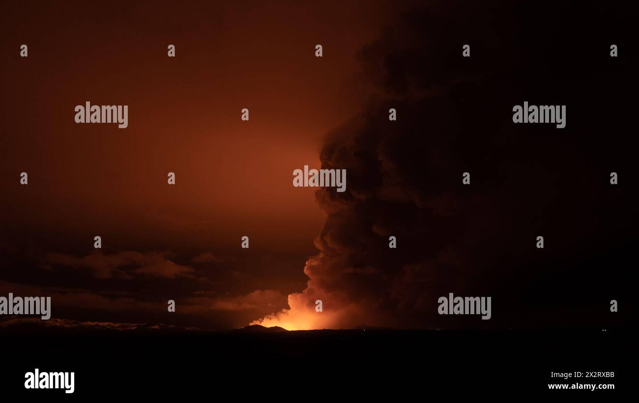 Huge gas cloud rising from a large volcanic eruption near Grindavík and ...