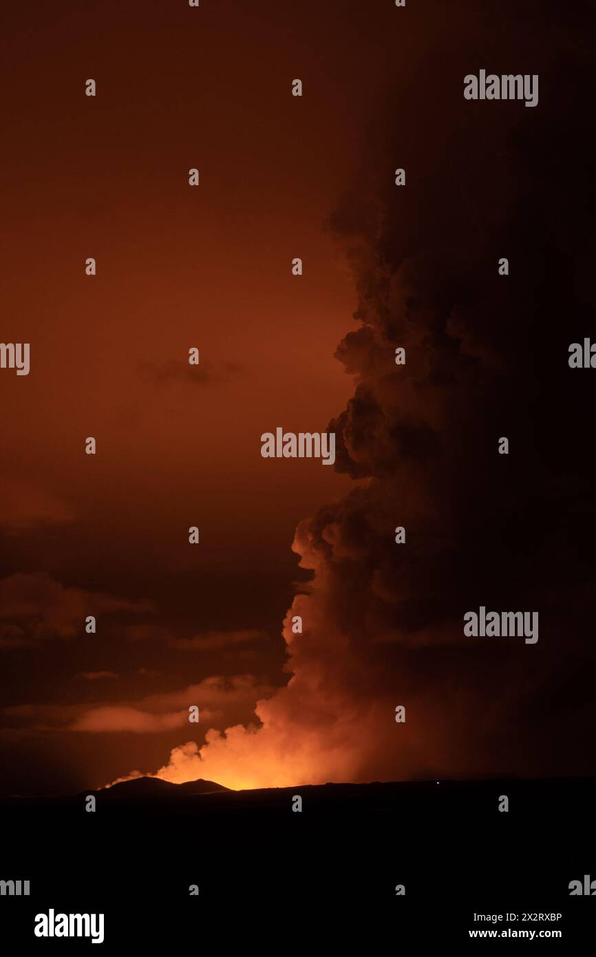 Huge gas cloud rising from a large volcanic eruption near Grindavík and ...