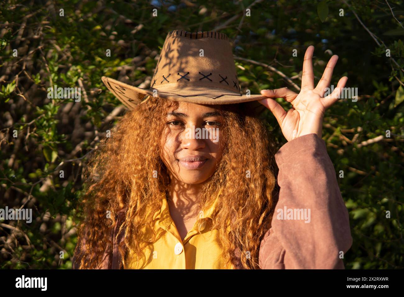 Young woman wearing cowboy hat hi-res stock photography and images - Alamy